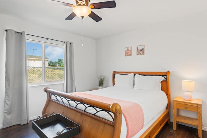 Quiet Joshua Tree Room + Workspace 30+ Nights - Joshua Tree, CA