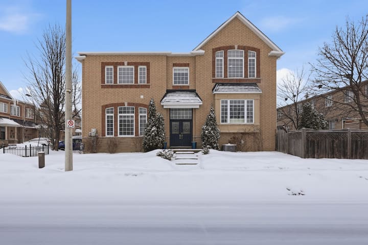 Spacious 3br Brampton Retreat | Treadmill And Deck - Brampton