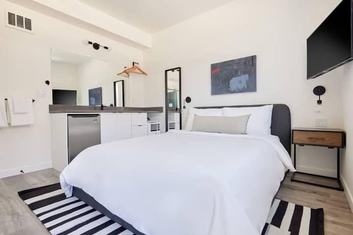 Queen Room At The Boylston Hotel, Capitol Hill - Seattle, WA