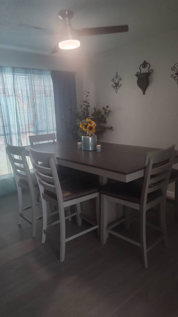 Peacock Alley Is A Relaxing Space To Unwind. - Missouri City, TX