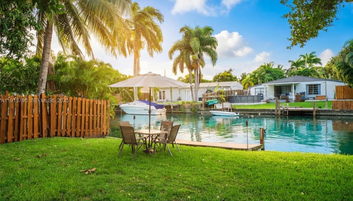 Backyard Canal Paradise - Dania Beach, FL