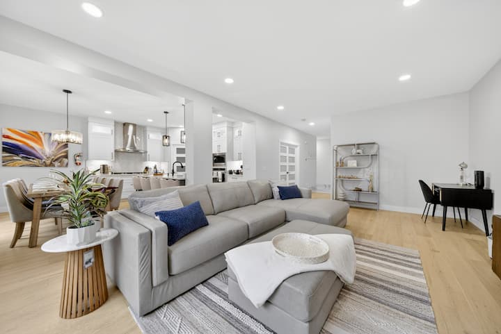 Modern Luxury 6br Home •Sleeps12•12 Mins Airport - Calgary