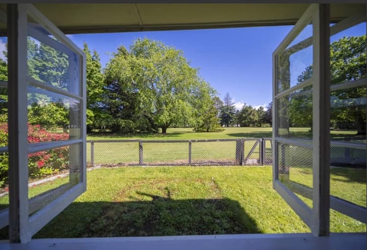 Classic Kiwi Bach - Te Anau