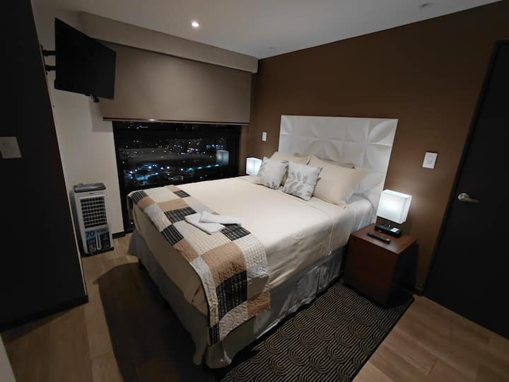 Moderno Y Amplio Con Vista Panorámica A La Ciudad. - Guatemala