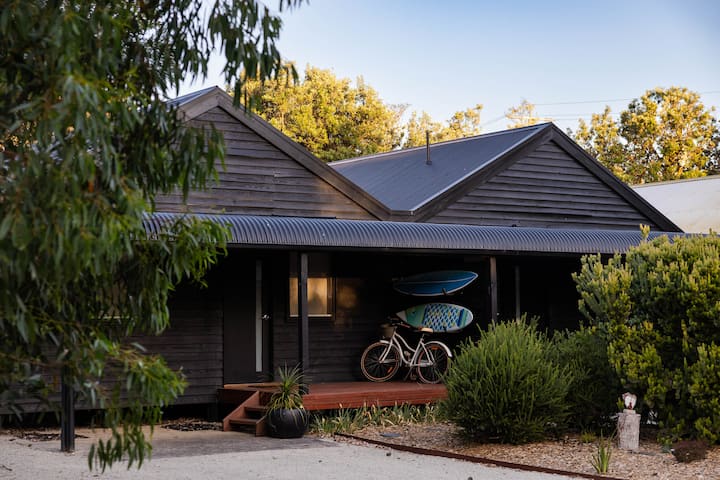 Black Shack 1; Pet Friendly, Minutes Walk To Beach - Sandy Point, Australia