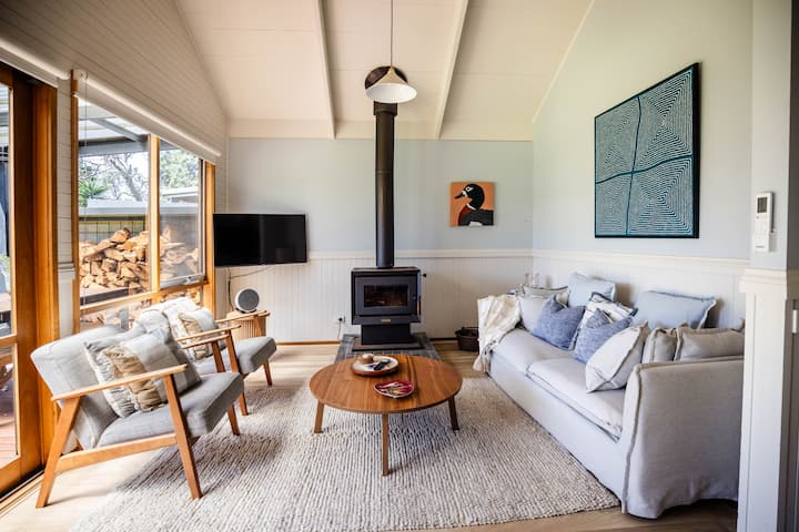 Black Shack 2; Pet Friendly, Minutes Walk To Beach - Sandy Point