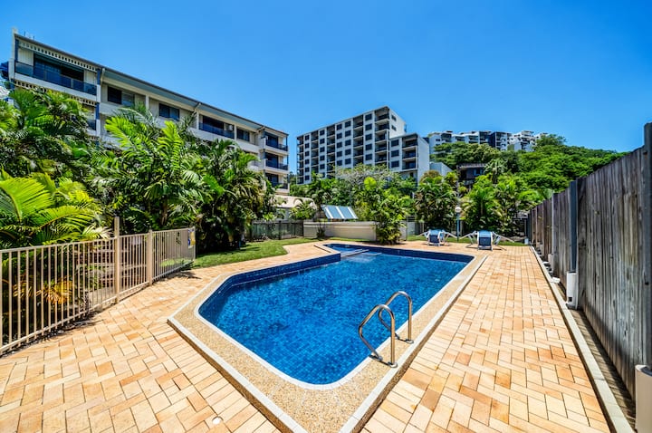 Top-floor City Apartment W/ Stadium&mountain Views - Townsville