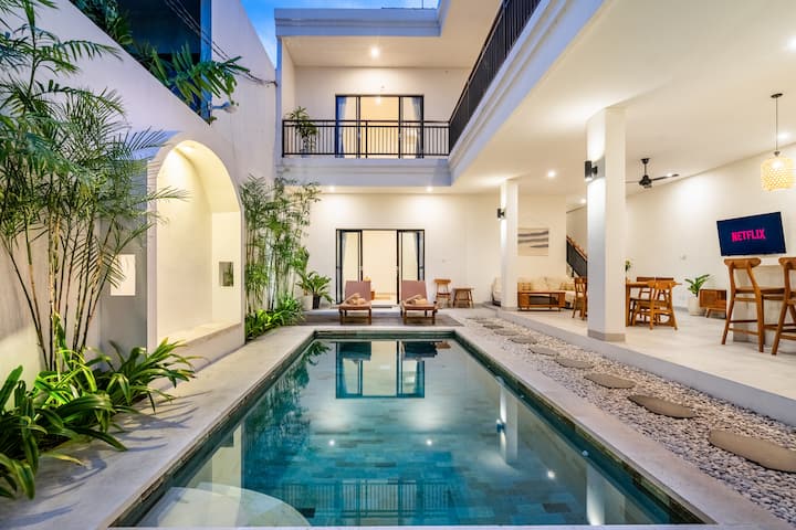 Luxury 3br Pool Villa | 5 Min To Finns Berawa - Bali