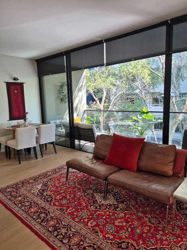 Stylish & Spacious Apartment With Covered Balcony - Surry Hills
