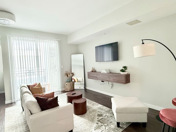 Modern Cozy Studio Retreat - Burbank, CA