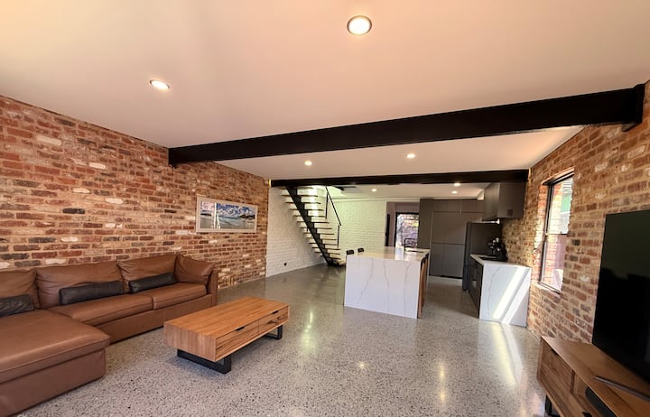 North Freo Warehouse…

Beaches, Cafés & Wine Bars - Perth