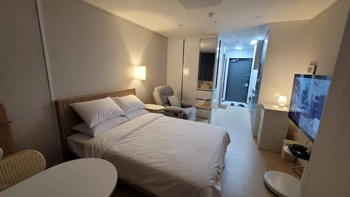 [Basilla_426] 잠실20분/신규오픈할인/ott6종,주차무료/리클라이쇼파/50"tv - South Korea