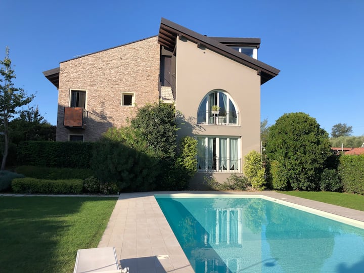 Luminoso Appartamento In Villa Con Piscina, Garage - Moniga del Garda