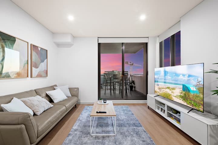 11th-floor Modern Apt W/ Sunset View & Plane Watch - Rosebery