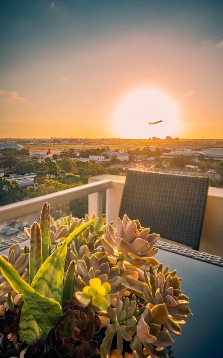 11th-floor Modern Apt W/ Sunset View & Plane Watch - Kensington