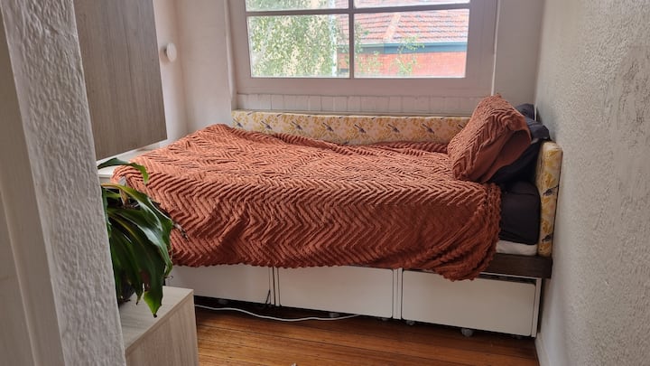 A Cosy Room To Start Your Local Adventures - St Kilda