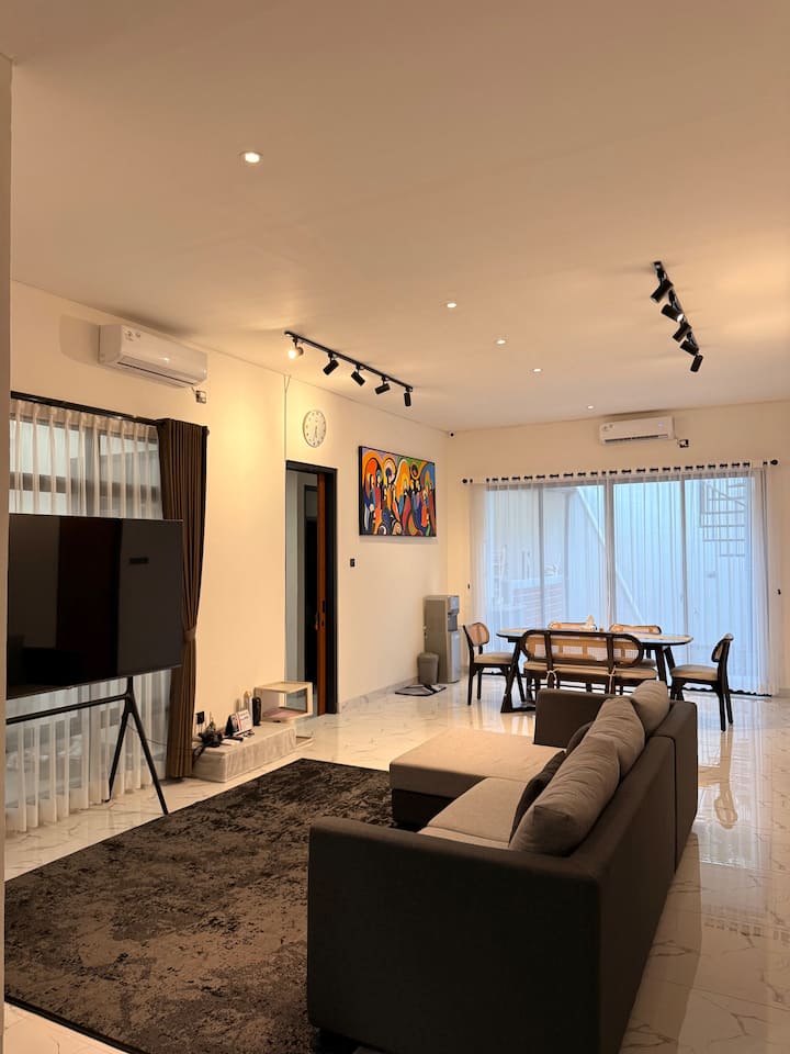 Minimalist Cozy A-house Near City - Kemang