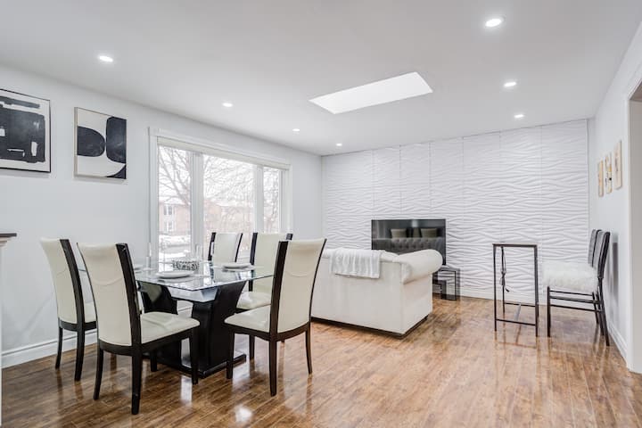 Three Bedroom Upper Level House With Huge Driveway - Markham, Canada