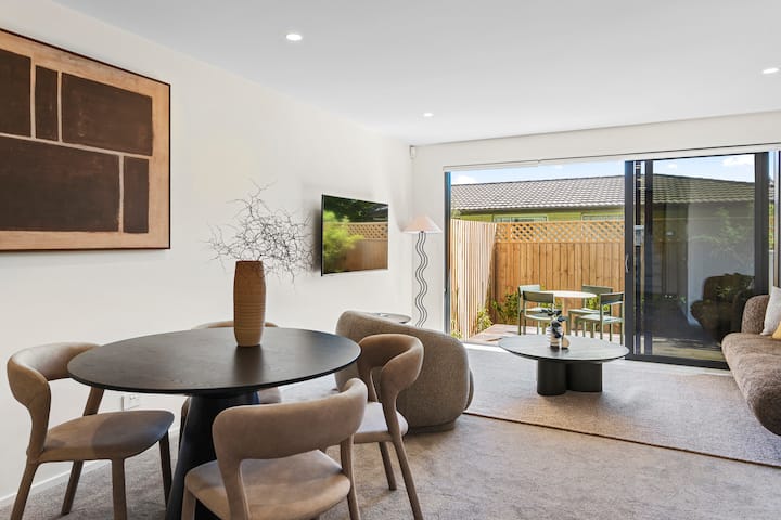 Effortless City Living | 2br + Ev - Christchurch