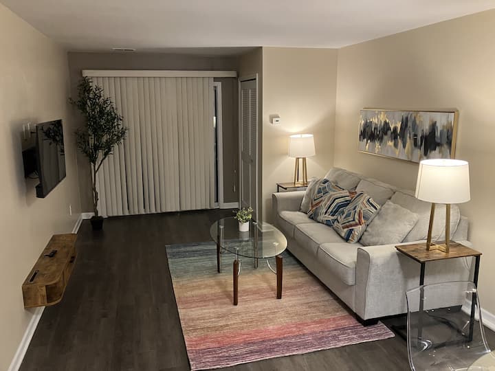 Modern 2br Condo Near Downtown Roseville - Sterling Heights, MI