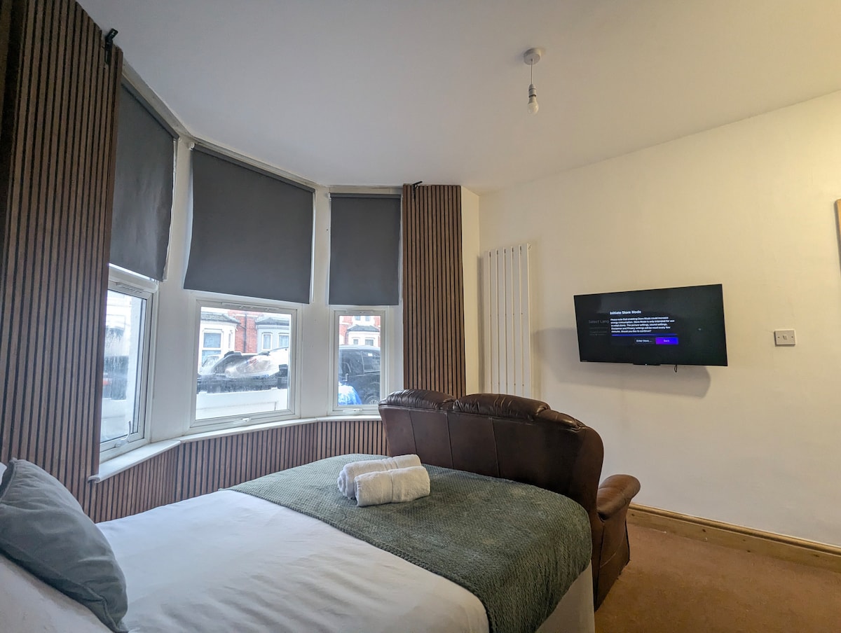 Inner-city Bedsit 1 - Flats for Rent in Cardiff, Wales, United Kingdom ...
