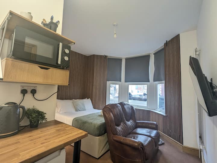 Inner-city Bedsit 1 - Cardiff