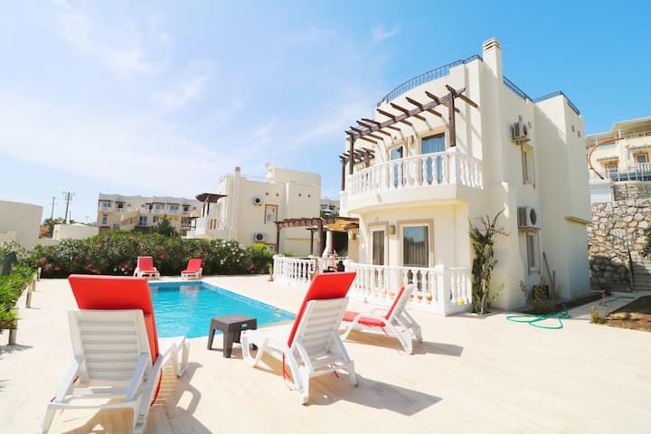 Bodrumda Müstakil Havuzlu 4+1 Triplex Villa - Güllük