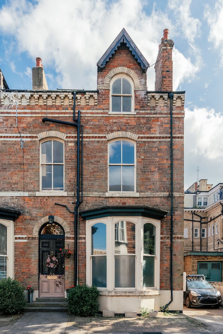 Entire 7br 4bath Property Split As 3 Apartments - Harrogate