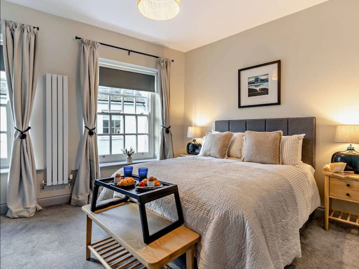 Sea-view Apartment - Steps To Beach & Shops - Tenby