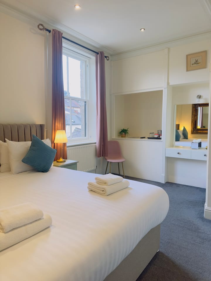 Town Centre Inn - Superking Bedroom Inc. Breakfast - Harrogate