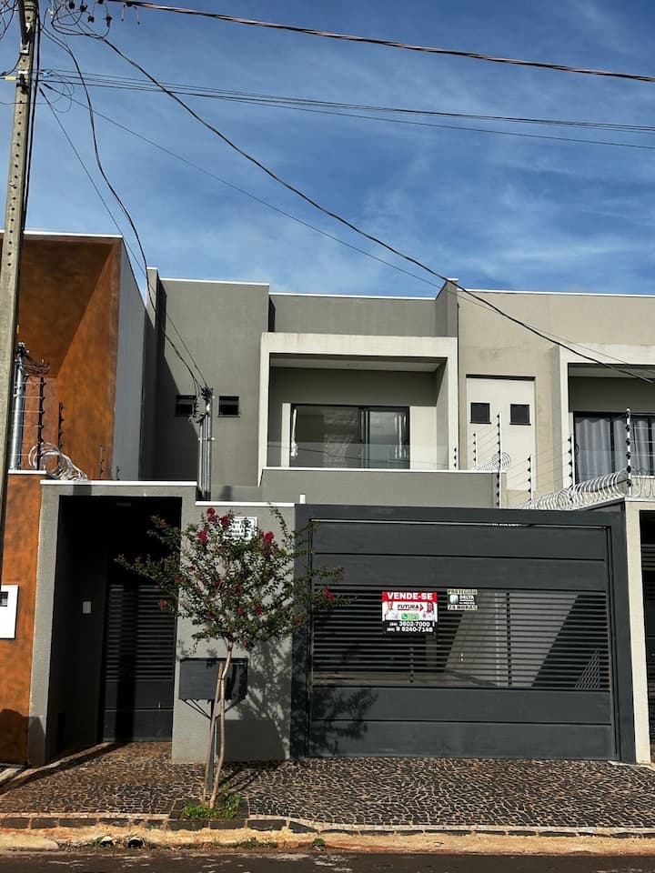 Sobrado Com Churrasqueira E 4 Vagas De Garagem - Rio Verde