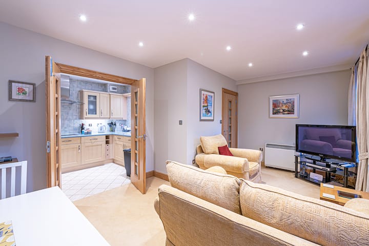 One Bedroom, Two Bathrooms With Parking Space - Chester Zoo
