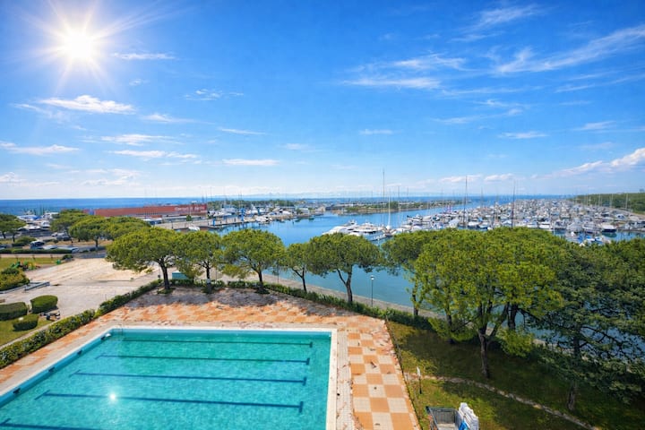 |Aprilia Breeze| Piscina Con Magnifica Vista Porto - Lignano Pineta