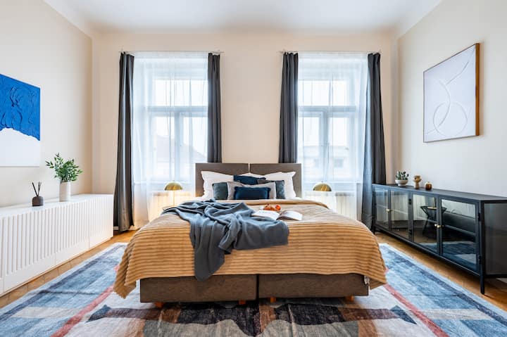 Bright 2bdr Apt. W/ Parking & Workspace • New Town - Praga