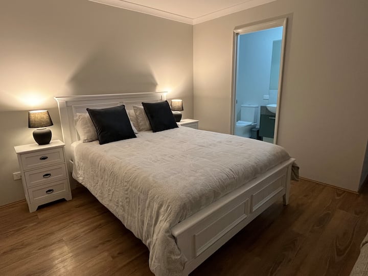 Take A Break In Comfort With Ensuite. - Bridgetown