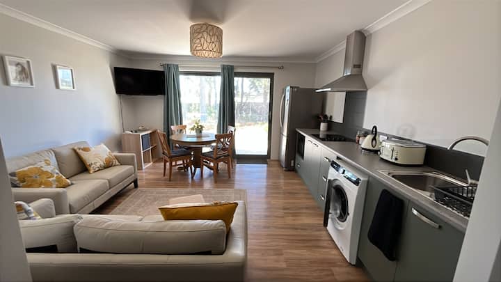 Travelling With A Friend, Comfortable K. Singles - Bridgetown