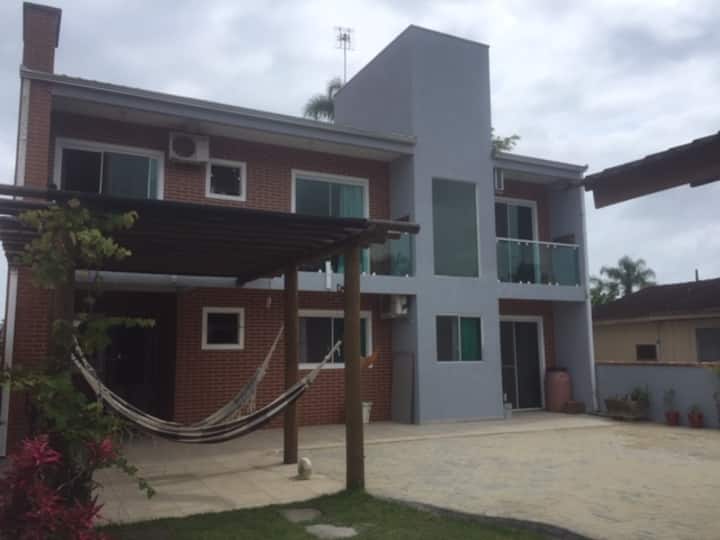 Sobrado Com Piscina E Churras. Fundos 3 Quartos - Itapoá