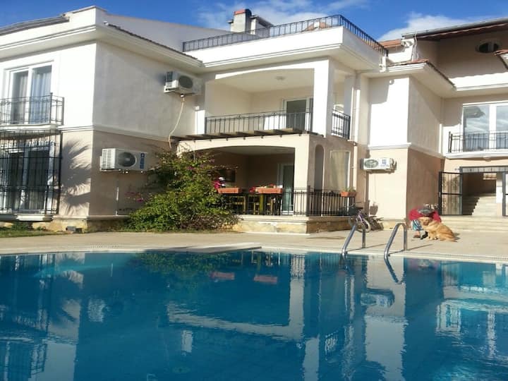 İZmir Alaçatı 'Da Site Içerisinde Havuzlu Villa - Alaçatı