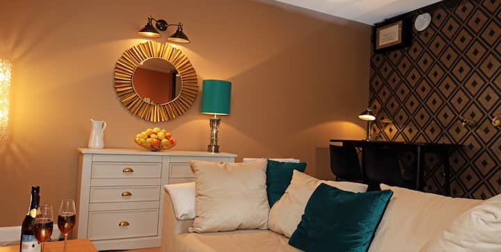 Designer Apartment With Workspace & 300mbs+ Speeds - St Austell