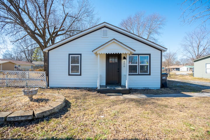 2br/1ba Downtown Bungalow W/ Modern Walk-in Shower - Springdale, AR