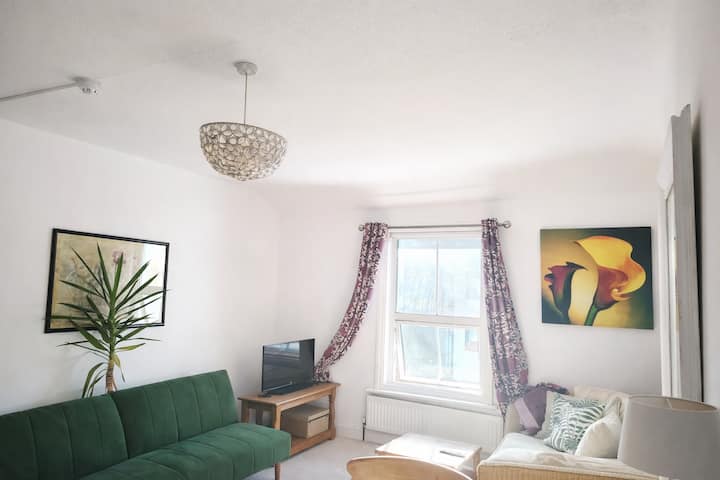 Top Floor 2 Bed Flat, Beach 30m,short & Long Stays - Folkestone
