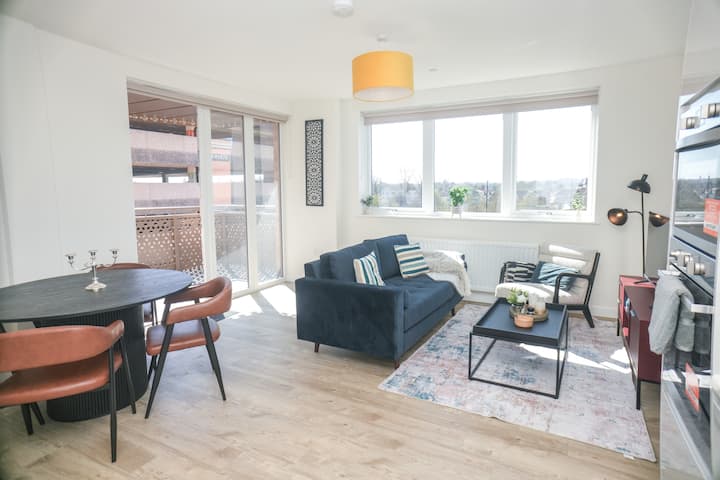 Little Haven Thamesview | Parking | Heathrow - Staines-upon-Thames