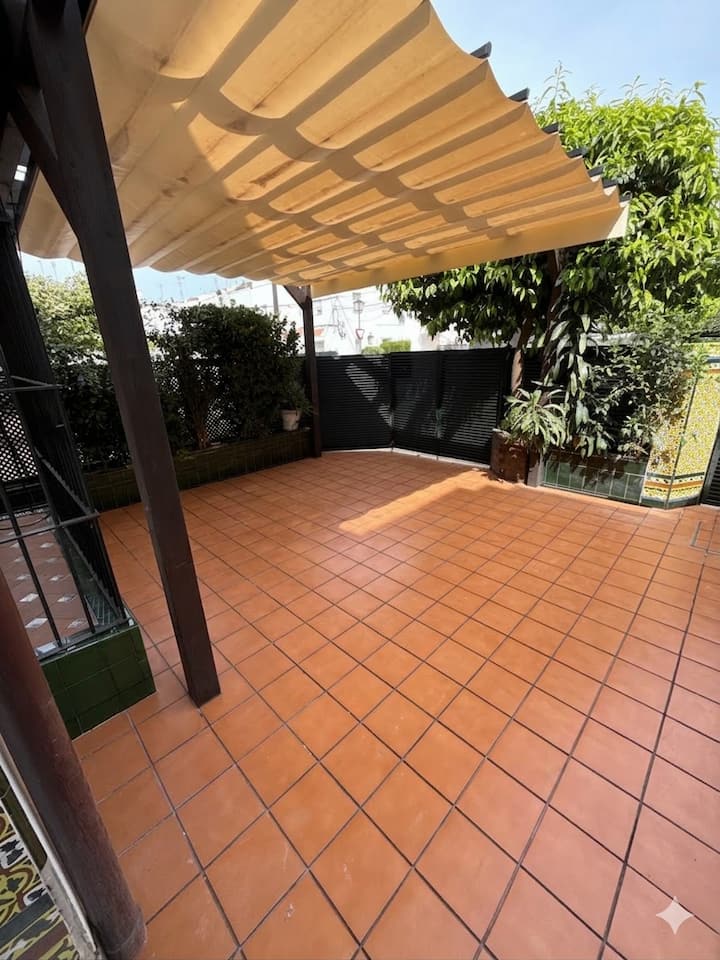 Espaciosa Casa De 3 Hab. Con Jardín Y Garaje - Sevilla