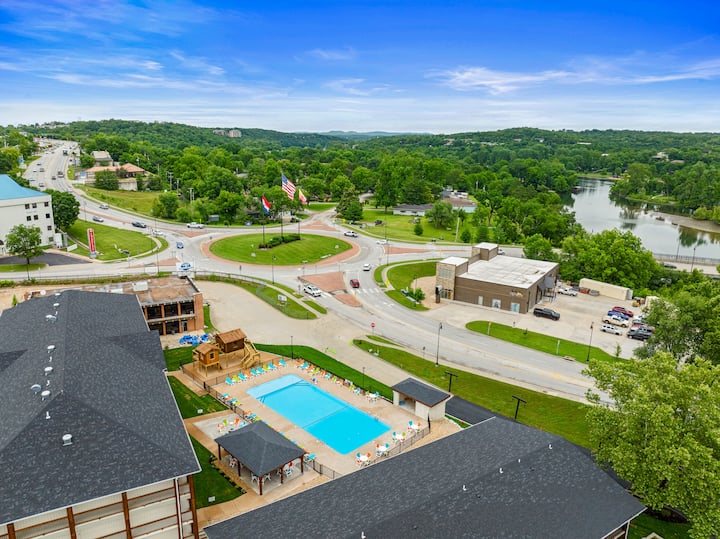 Roark Creek Resort~modern 2br Condo • Pools • Pet - Branson's Wild World, Branson
