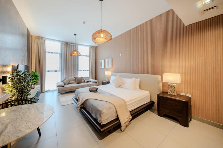 Spacious Studio Retreat With Pool & Parking - Charjah