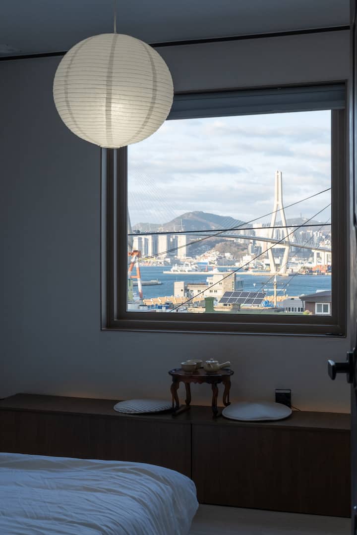 [뒹굴뒹굴] 오픈특가/빔프로젝터/6인숙소/북항대교통창뷰/무료짐보관/부산역10분 - Busan