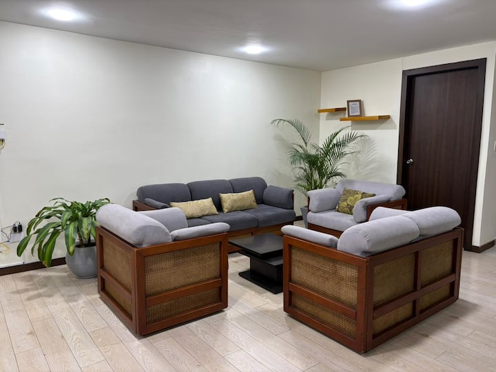 Departamento Amplio Y Cómodo. En Excelente Zona. - Cuenca