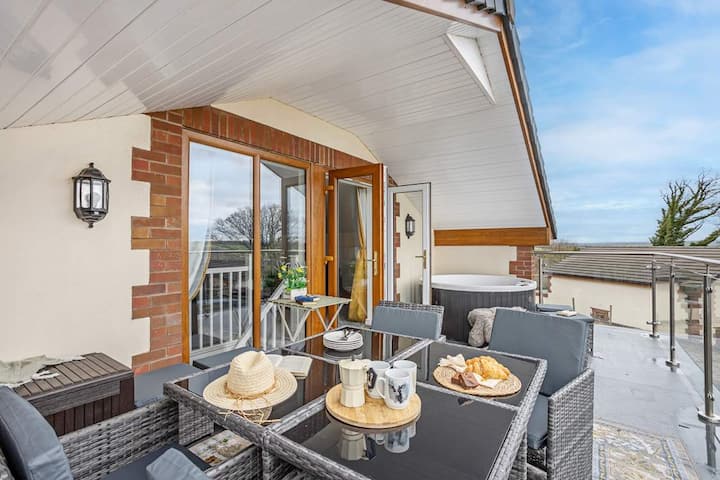 Treetops, Forest Park Lodge With Hot Tub (Extra) - United Kingdom