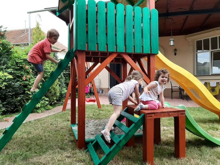 Gyulai Meseház Apartman-bogyó éS Babóca Rajongók - Gyula