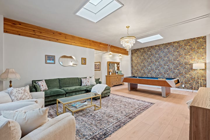 Downtown Kalispell Mid-century Loft W/ Pool Table - Kalispell, MT